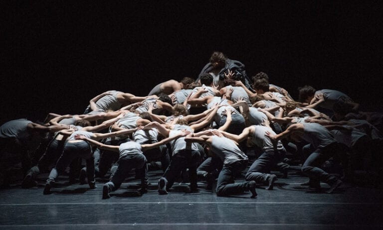 Sodobnobaletne orkestracije teles Crystal Pite – BALET med VRSTICAMI